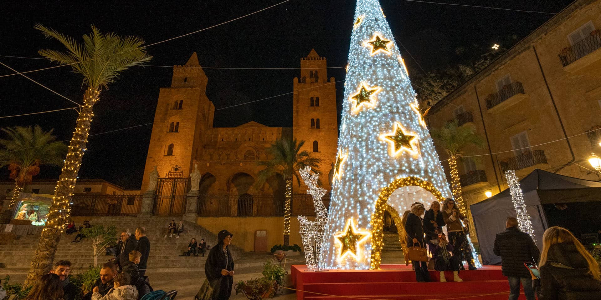 Cefalù, a spasso con Babbo Natale